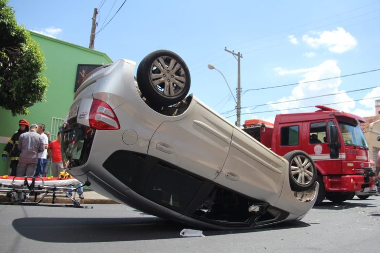 Carro capota após colisão no Centro - São Carlos Agora Carro capota após colisão no Centro - São Carlos Agora