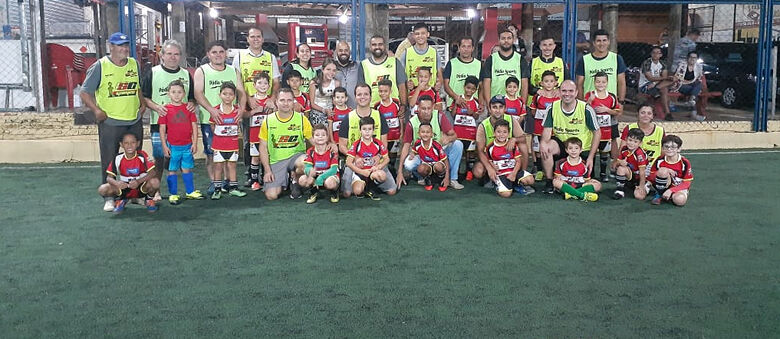 Mult Sport une pais e alunos dentro de campo - São Carlos Agora