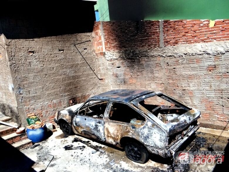 Homem coloca fogo no próprio carro após brigar com a esposa - São ... Homem coloca fogo no próprio carro após brigar com a esposa - São ...