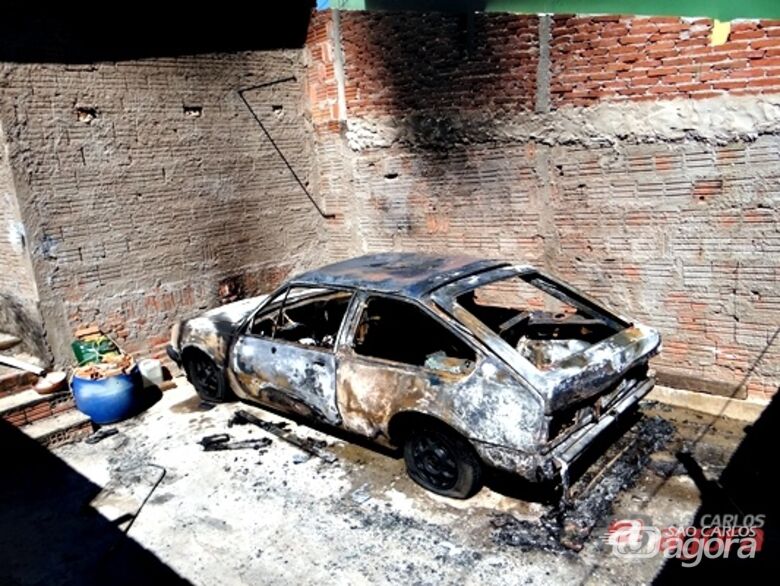 Homem coloca fogo no próprio carro após brigar com a esposa - São ... Homem coloca fogo no próprio carro após brigar com a esposa - São ...