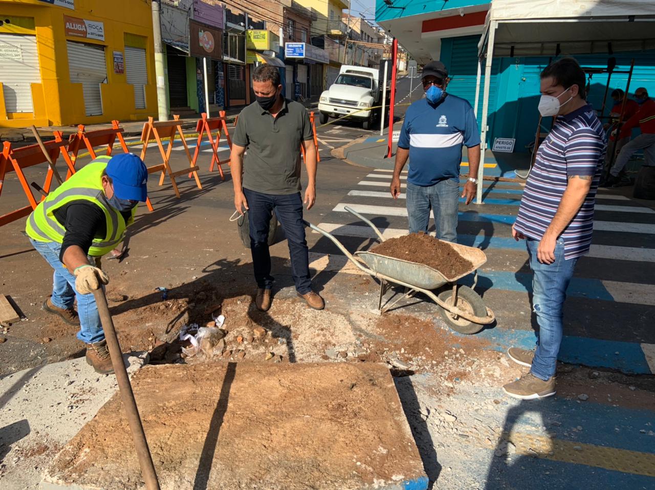 Prefeitura realiza limpeza em galerias de águas pluviais - São Carlos Agora Prefeitura realiza limpeza em galerias de águas pluviais - São Carlos Agora