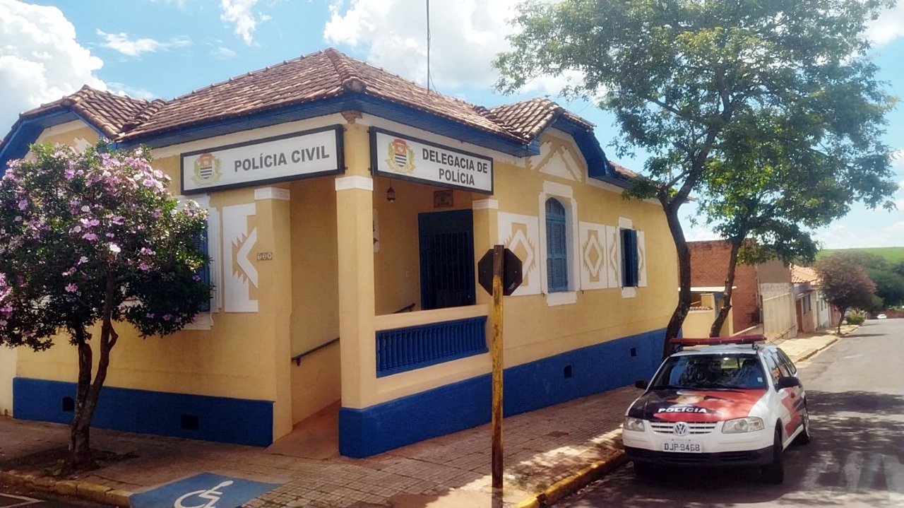Homens urinam em praça pública, causando confusão generalizada - São ...