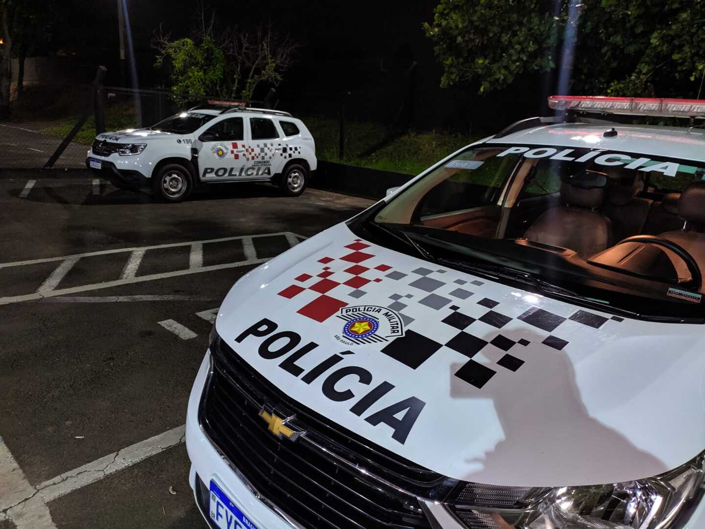Homem encontra simulacro de arma de fogo em meio a material reciclável ...