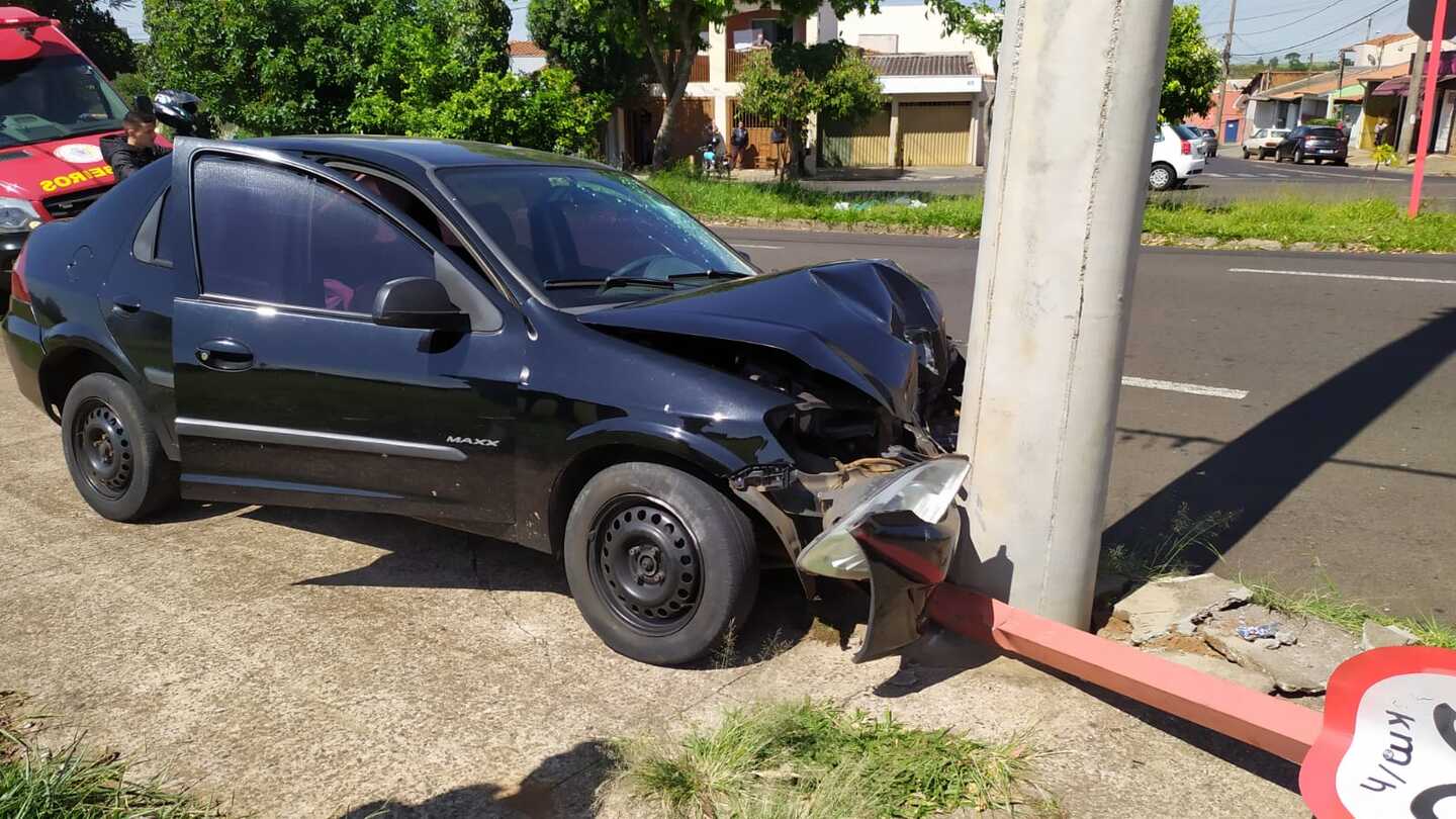 Mulher sofre mal súbito, perde controle e colide carro em poste na Avenida Bruno Ruggiero - São ...
