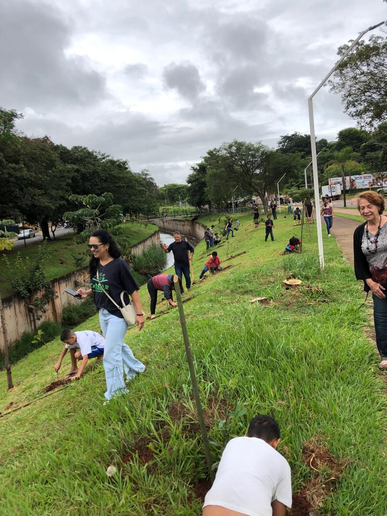 Plantio de 200 mudas de árvore marca evento sobre mudanças climáticas ... Plantio de 200 mudas de árvore marca evento sobre mudanças climáticas ...