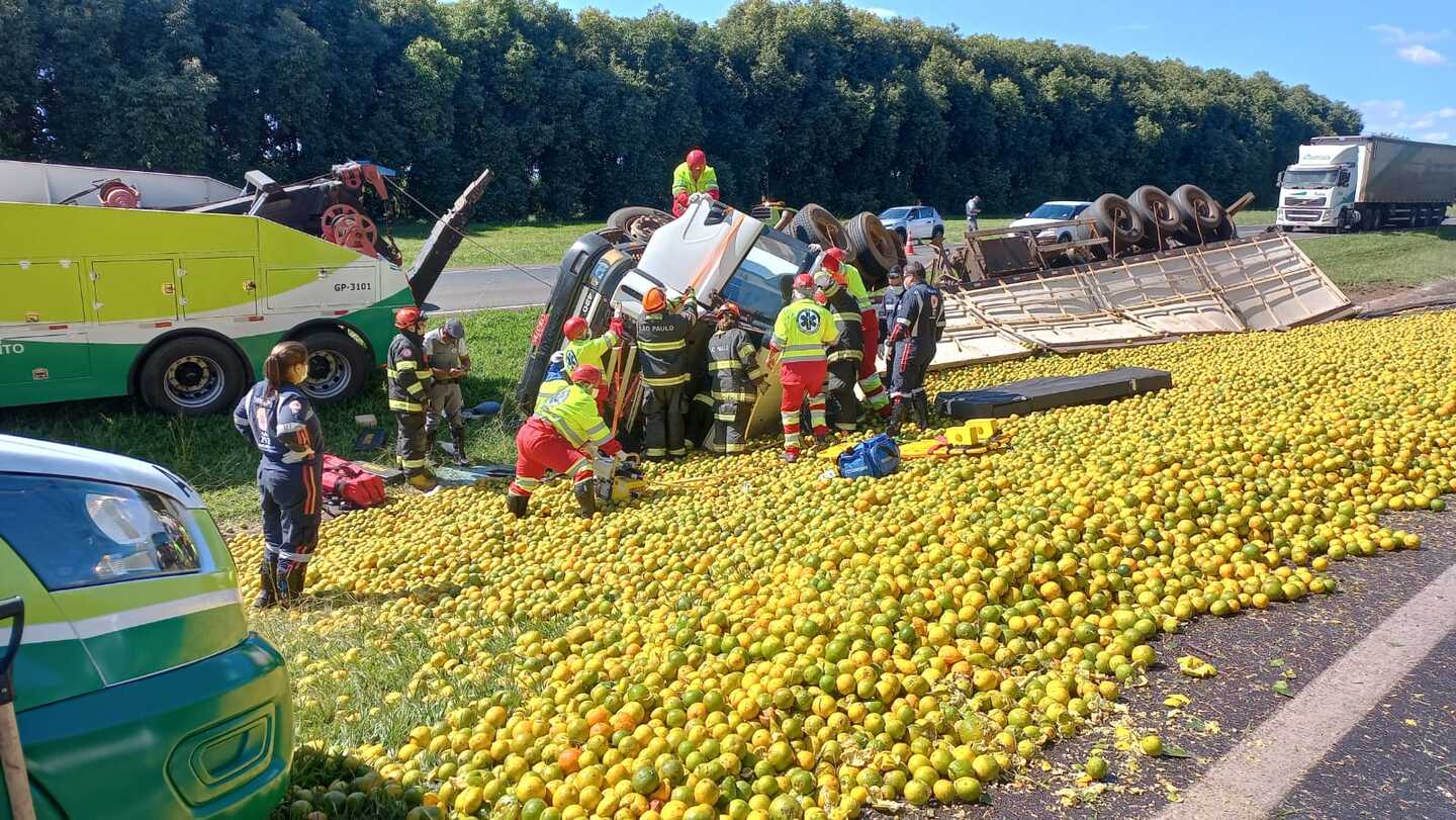 Caminhão de laranjas tomba na WL e motorista fica retido na cabine ...