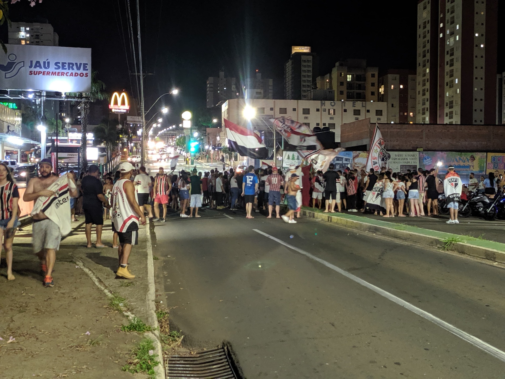 Torcedores do São Paulo tomaram a avenida São Carlos para comemorar o ...