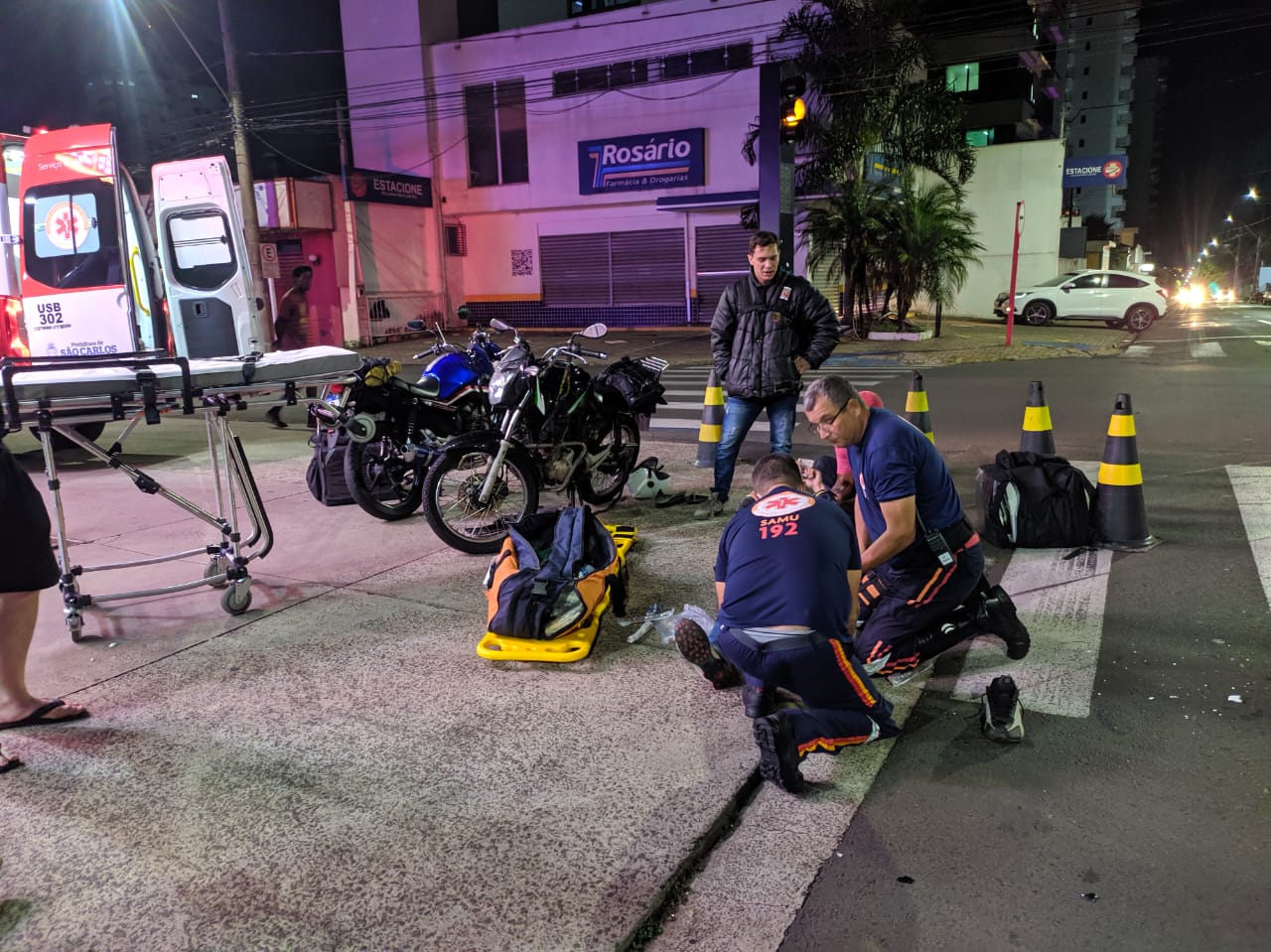 Colisão entre duas motos deixa motoboy ferido no Centro - São Carlos Agora