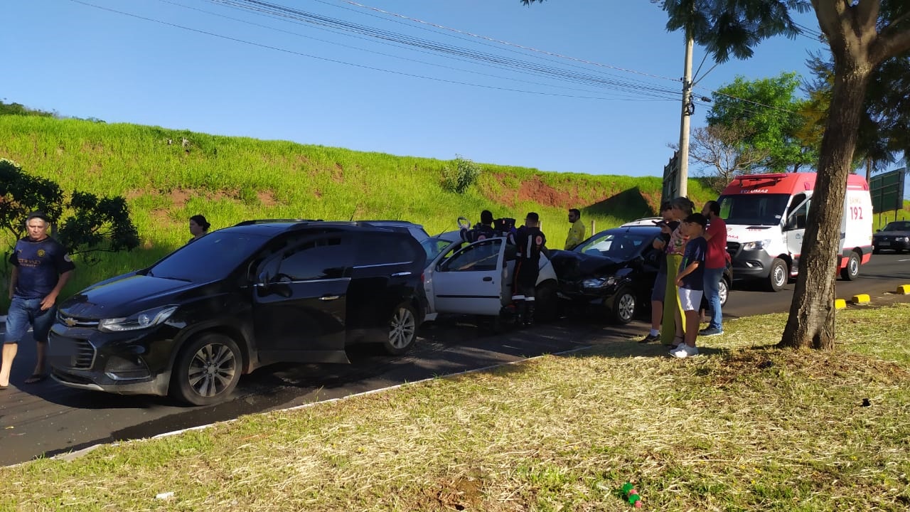 Quatro veículos se envolvem em acidente na Avenida Bruno Ruggiero - São ...