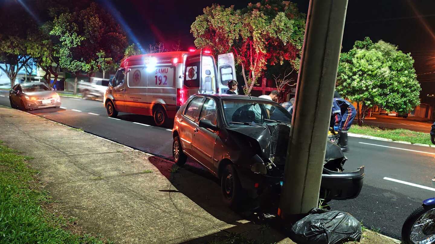 Motorista colide contra poste na Avenida Bruno Ruggiero - São Carlos Agora