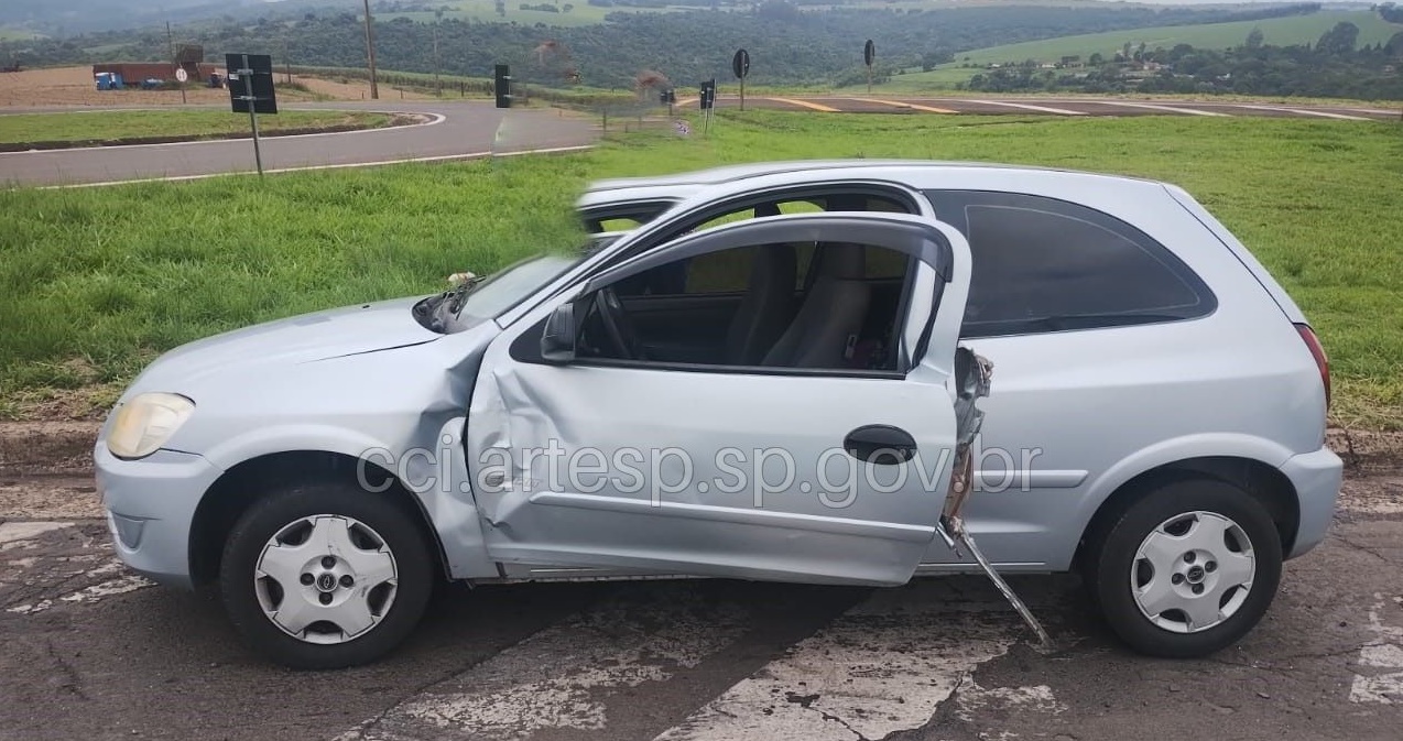 Carreta colide contra Celta na Washington Luís - São Carlos Agora