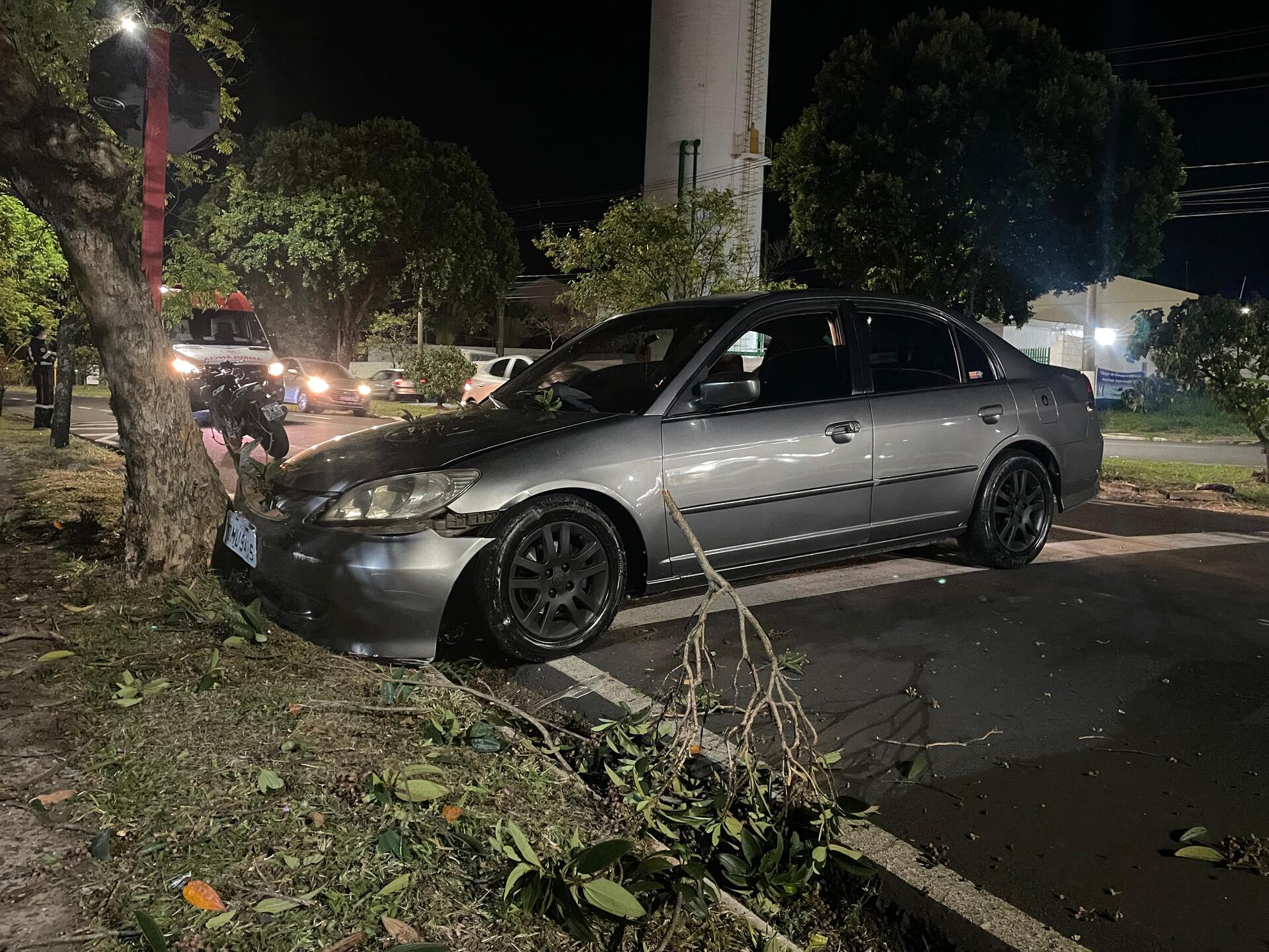 Motorista perde o controle e carro bate em moto e árvore na Bruno ...