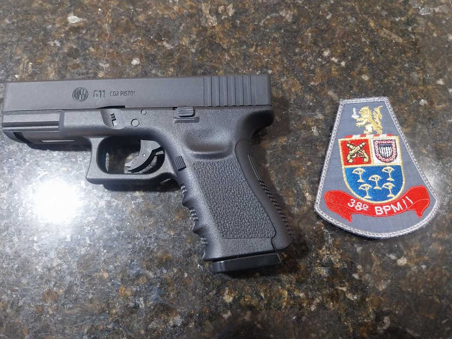 Homem é flagrado com simulacro de arma de fogo no centro de São Carlos ...