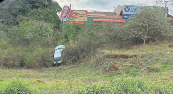 Carro desgovernado desce barranco no Portal do Sol em São Carlos - São Carlos Agora
