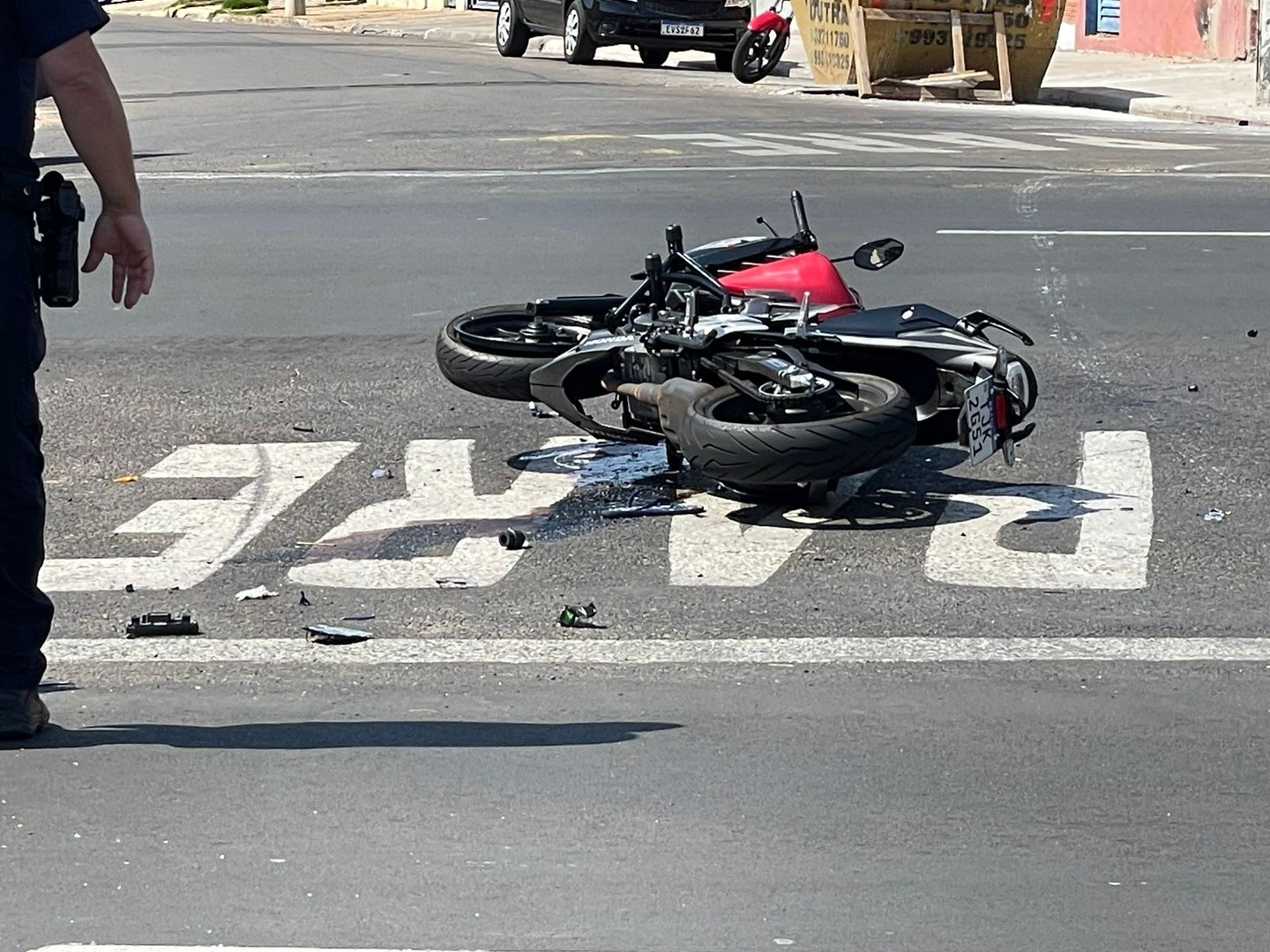 Colisão entre carro e moto deixa duas pessoas feridas na Bruno Ruggiero ...