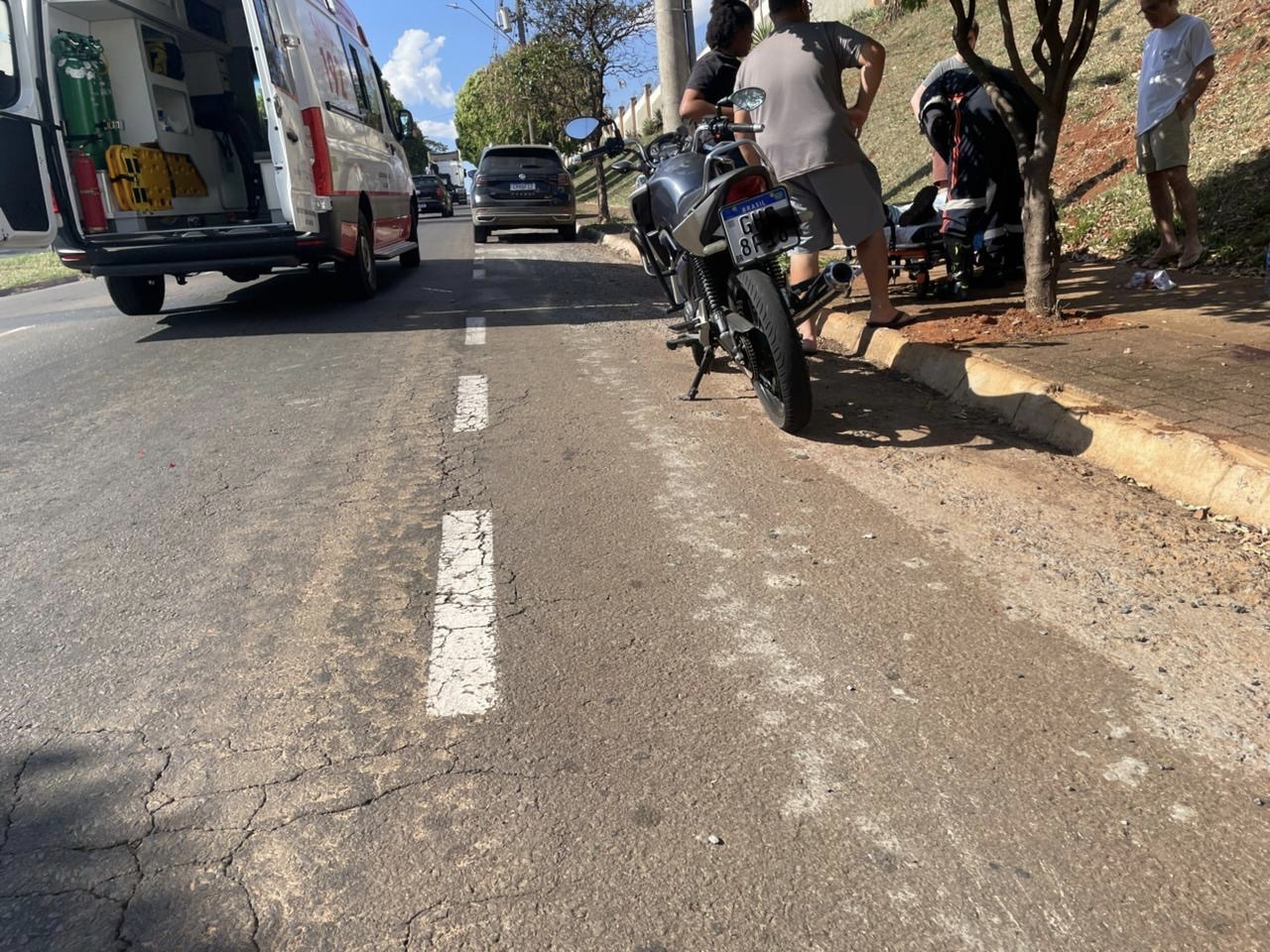 Motociclista fica ferido após colisão com carro na Bruno Ruggiero Filho ...
