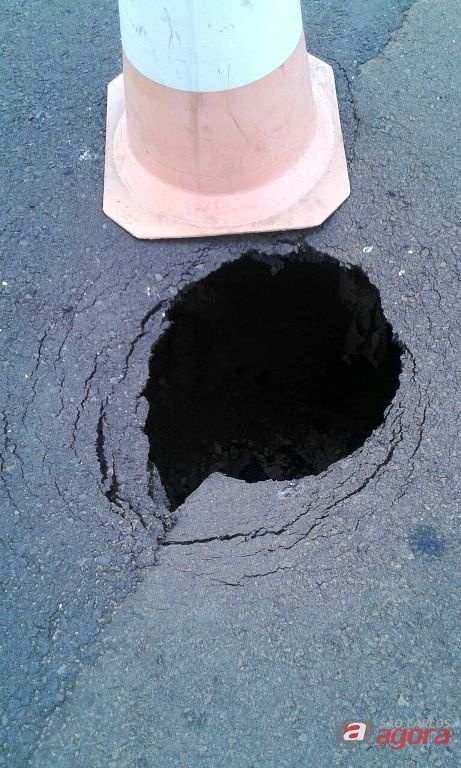 Cone sinaliza buraco e asfalto ‘oco’ na Bruno Ruggiero - São Carlos Agora