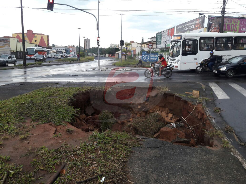 Cratera se abre em cruzamento perto da rodoviária - São Carlos Agora Cratera se abre em cruzamento perto da rodoviária - São Carlos Agora